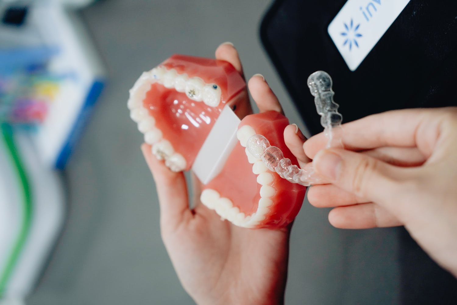 Przezroczysty aparat ortodontyczny Invisalign - kovalenko.com.pl